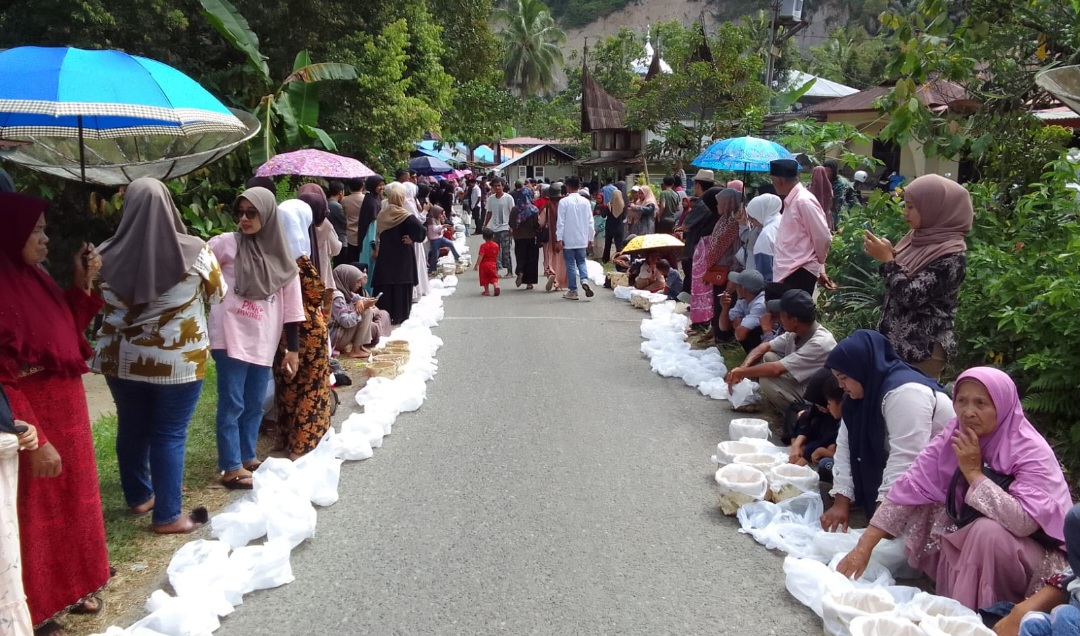 Tradisi Manampuang Pembagian Daging Kurban di Jorong Sitingkai, Makna ...