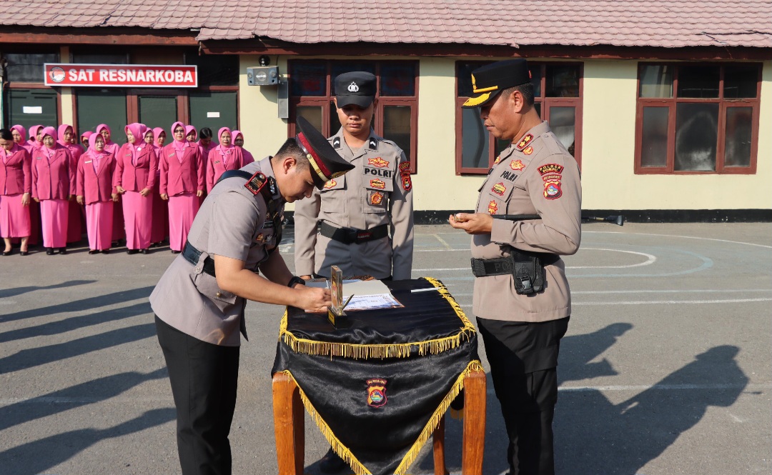 Polres Dompu Gelar Upacara Sertijab 8 PJU dan Pelepasan 3 Perwira Purna ...
